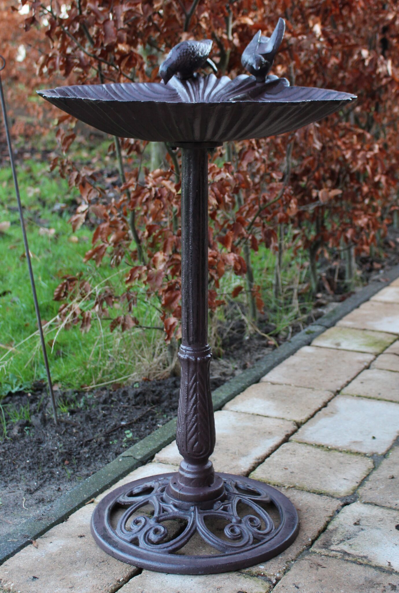 Vogelschaal, vogelbad met vogel op voet, gietijzer VB174B | Robanjer ...